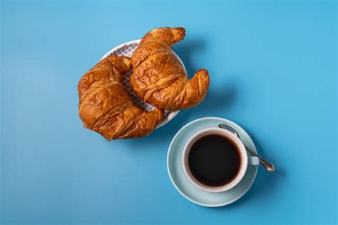 파란색 배경에 검은 커피와 크루아상 한 잔 텍스트 에 대한 공간을 복사 0명에 대한 스톡 사진 및 기타 이미지 0명 개념