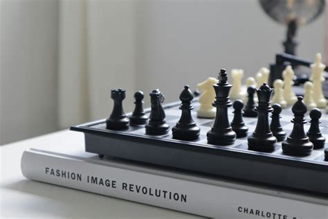 실내 게임 경쟁력 있는 관념적인 기사 논리 게임 대조 레저 명상 적 미니멀리스트 보드 게임 블랙 체스