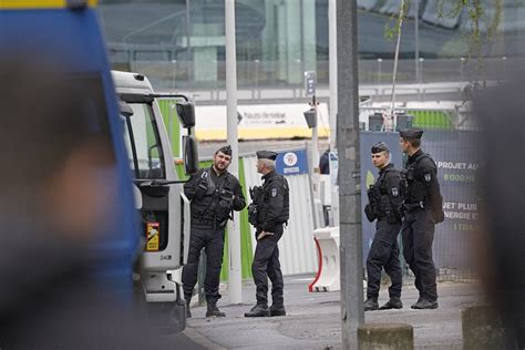 Во Франции при побеге рецидивиста погибли два агента Российская газета