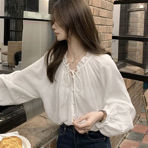 까모 [가을신상 가을블라우스] 화이트 프릴넥 리본블라우스 긴팔 루즈핏 러블리 여성스러운 콩단추 여리핏 셔츠블라우스 데이트룩 셔츠룩 소개팅룩 직장인 20데일리룩 여자옷 블랙