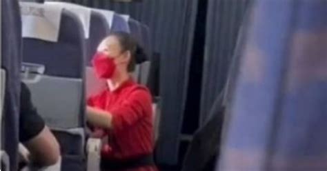 털썩 짧은치마 입고 무릎 꿇은 中승무원…인권침해 행위 논란