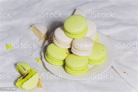 화려한 프랑스어 또는 이탈리아 마카롱 배경에 대한 복사 공간과 테이블에 넣어 흰색 접시에 스택 애프터눈 티 또는 커피 브레이크와 함께 제공되는 디저트 빈 아름 다운 식사