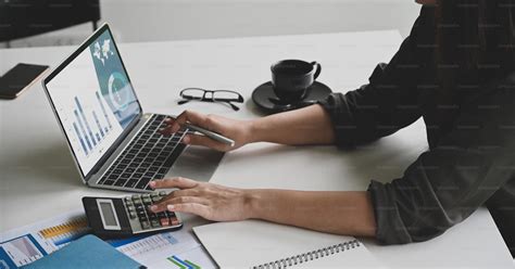 노트북 컴퓨터에서 젊은 사업가 분석 데이터를 근접 촬영하고 계산기로 계산합니다 사진 Unsplash의 금융 및 경제 이미지