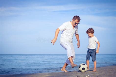 Pai E Filho Que Jogam Na Praia No Tempo Do Dia Foto De Stock Imagem