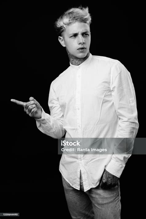 검은 색과 흰색금발 머리를 가진 젊은 잘 생긴 반항적인 사업가 가리키기에 대한 스톡 사진 및 기타 이미지 가리키기 개성 개념 남자 Istock