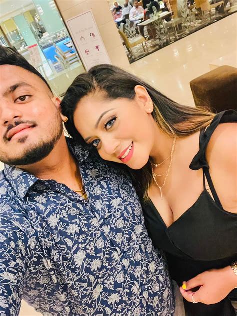 අම්මෝ එයාගෙ මේ වගේ පොටෝ තියෙයි කියලනම් හිතුවෙ නෑ