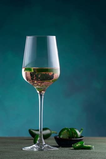 와인 잔에 할라 페노 후추가있는 로즈 핑크 와인 어두운 배경 복사 공간 분홍 포도주에 대한 스톡 사진 및 기타 이미지 분홍