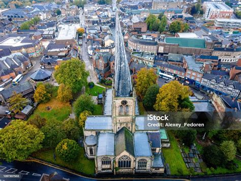 영국 체스터필드에 있는 세인트 메리 교회와 모든 성도들의 비뚤어진 첨탑 0명에 대한 스톡 사진 및 기타 이미지 0명 각도
