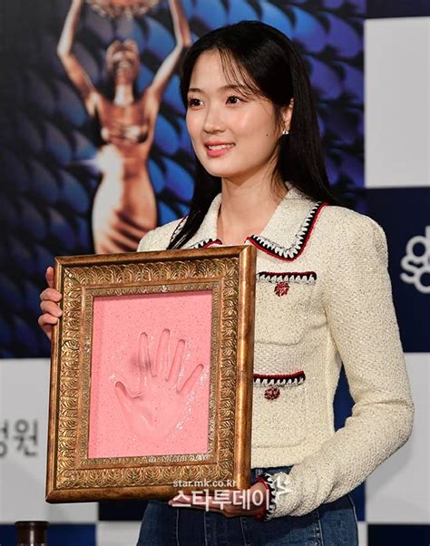 포토 김혜윤 미소처럼 예쁜 손