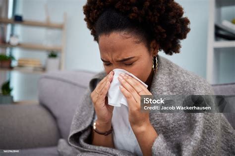감기 발열 및 코를 불고있는 집 집 또는 아파트에서 독감에 걸린 담요에 아픈 소파와 여자 바이러스 슬픈 여성 의료 문제가 있는 라운지의 소파에 티슈가 있는 사람 25 29