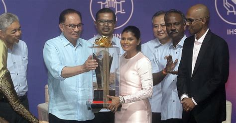 Dr Malar Santhi Terima Anugerah Pekerja Contoh 2023 Berita Harian