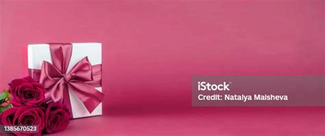 장식을위한 라일락 배경에 빨간 활과 장미상자 프로모션 템플릿입니다 휴일 개념 창조적 인 현대적인 디자인 개념에 대한 스톡 사진 및 기타 이미지 Istock