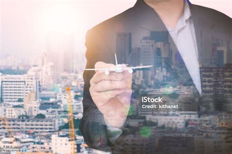 흐리게 도시 풍경 추상적인 이미지 통신 네트워크 사이버 보안 금융 사물의 인터넷의 개념 및 미래 생활 비행기 모델을 사용 하 여