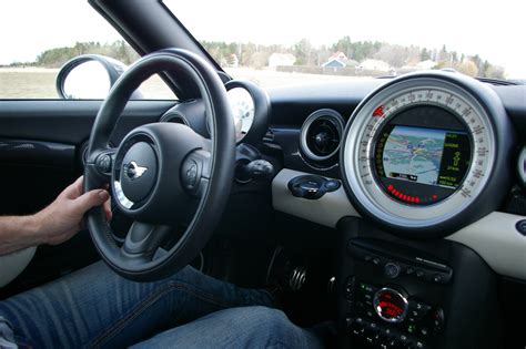 무료 이미지 바퀴 스티어링 휠 미니 쿠퍼 운전사 짧은 슬라이딩 행위 도시 자동차 육상 차량 운전의 즐거움