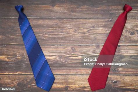 나무 배경과 아버지의 날에 아버지 또는 아빠를위한 긴 두 넥타이 선물의 행복한 가족 장면 0명에 대한 스톡 사진 및 기타 이미지 0명 가정 생활 가족 Istock