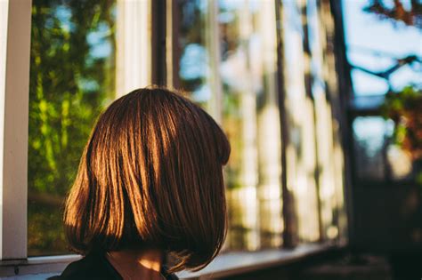 거리에서 보는 아름 다운 헤어스타일을 소녀 노란 햇빛 그녀의 머리에 내림차순입니다 다채로운가 배경입니다 식물원에서 영화 같은 장면 그늘에 대한 스톡 사진 및 기타 이미지