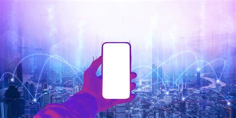 사이버 펑크 테마 색상의 현대 디지털 도시와 스마트 폰 빈 흰색 화면의 모형 네온에 대한 스톡 사진 및 기타 이미지 네온 인공적인 휴대용 통신 기기 Istock