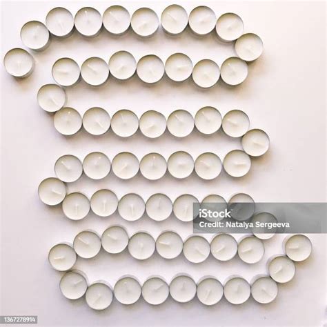 흰색 차 둥근 촛불 세트 흰색 배경에 클로즈업 텍스트 장소 3차원 형태에 대한 스톡 사진 및 기타 이미지 3차원 형태 개체 그룹 교회 Istock