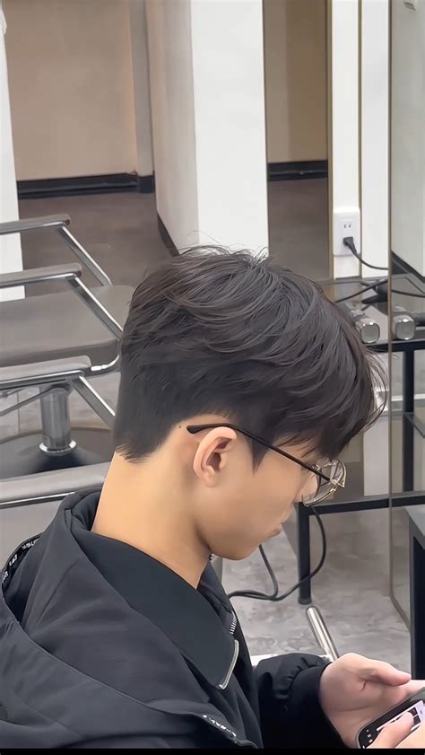 Kin 台中燙髮｜台中染髮｜男士專科 氛圍感的粉色也好讚😍 燙染後贈送角蛋白保濕護髮 喜歡我的風格歡迎私訊 小盒子或是line做詢問 搭配黑曜光感修護恢復頭髮光澤、柔順感 您好