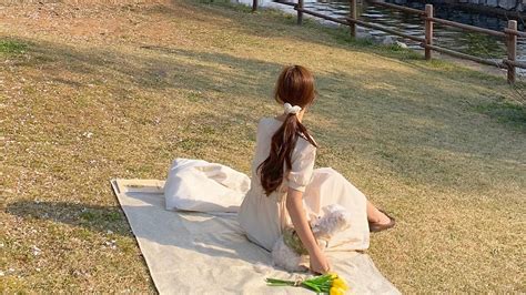 다양한 패브릭으로 분위기를 바꾸며 살아가는 나의 방 집꾸미기 스타일