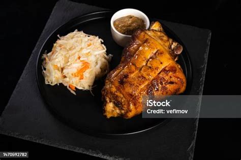 소금에 절인 양배추와 소스를 곁들인 육즙이 많은 맛있는 돼지 고기 너클 건강한 식생활에 대한 스톡 사진 및 기타 이미지 건강한 식생활 겨자나무 고급 요리 Istock