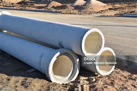 건설 현장에서 콘크리트 배수 파이프 지하 폭풍 하수도 파이프의 누워 물 주 위생 하수구의 설치 지상에 콘크리트 하수 우물의 설치 0명에 대한 스톡 사진 및 기타 이미지