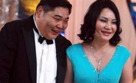 УИХ ын гишүүн асан Батбаяр эхнэрийн хамтаар үйлчлэгчидээ байр бэлэглэлээ