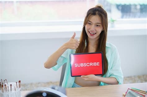 온라인 마케팅 뷰티 인플루언서 아시아 소녀 스마트폰에서 라이브 스트리밍을 위해 소셜 미디어를 사용 온라인 청중은 자신의 채널을 좋아요하고 구독합니다 팔로어처럼 프리미엄 사진