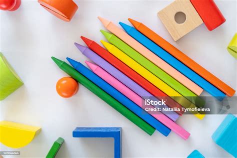 흰 종이에 나무 어린이 장난감 교육 장난감 블록 피라미드 연필 무지개 유치원 유치원 또는 보육원을위한 장난감 텍스트 공간을 복사합니다 위쪽 보기 0명에 대한 스톡 사진 및