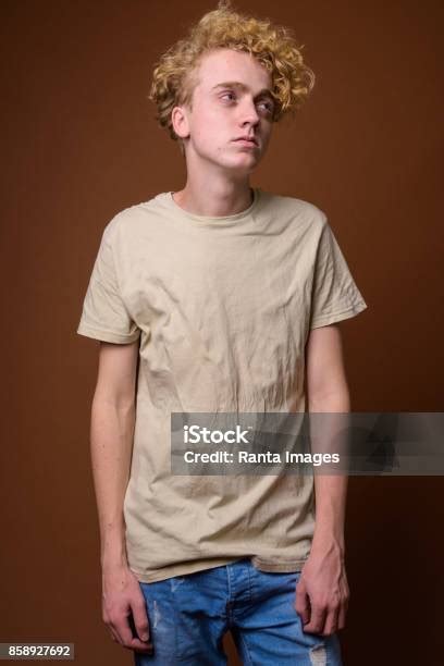 배경색에 대 한 캐주얼 옷을 입고 곱슬 금발 머리 젊은이의 스튜디오 샷 20 24세에 대한 스톡 사진 및 기타 이미지 20