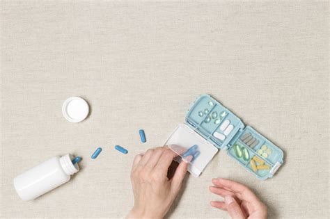 파란 약 알약 상자 비타민 미네랄 정제에 담긴 영양 보충제 섬유 테이블에 캡슐이 들어 있는 일일 알약 정리함 평평 의료 배경 건강관리와 의술에 대한 스톡 사진 및 기타