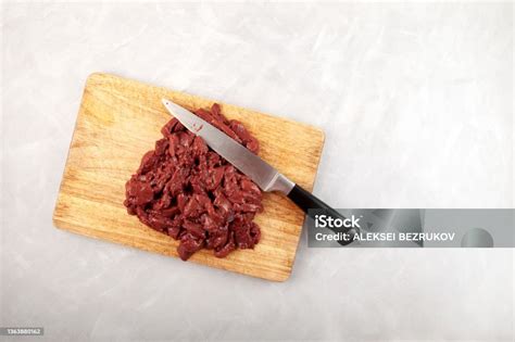 나무 도마에 쇠고기 간과 부엌 칼 상단 보기 원시 오프랄 조각으로 잘라 썰기에 대한 스톡 사진 및 기타 이미지 썰기 간 내부 기관 날것 Istock