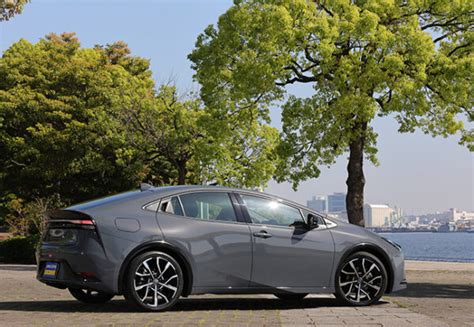 【最新モデル試乗】速さと洗練が融合。トヨタ・プリウスphevを「現実的なbev」と思う理由 カー・アンド・ドライバーonline Car