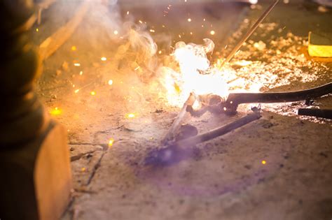 스파크는 강철을 용접 하 여 폭죽 처럼 노동 산업 공장에서 용접 철강 강철에 대한 스톡 사진 및 기타 이미지 강철 건설 산업 건축물 Istock