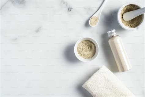 아유르베다 얼굴과 몸은 대리석 배경에 포장되어 있습니다 Ubtan 얼굴 마스크 준비 스파 유기농 화장품 얼굴 스킨 케어 개념 사진 Unsplash의 지속 가능한