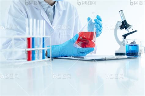 药物研究实验室中的生化研究科学家小组与显图片 包图网企业站