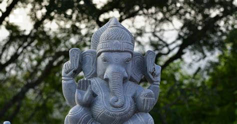 테이블 위에 앉아 있는 코끼리 동상 사진 Unsplash의 무료 예술 이미지