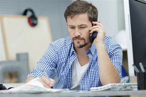 스마트폰을 사용하는 사업가 사진 배경 및 무료 다운로드를위한 그림 Pngtree