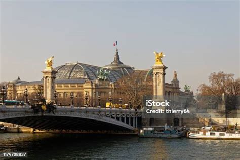 프랑스 파리 알렉산드르 Iii 다리와 그랑 팔레 그랑 팔레에 대한 스톡 사진 및 기타 이미지 그랑 팔레 파리 일 드 프랑스 프랑스 Istock