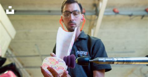 분홍색과 흰색 꽃무늬 세라믹 머그잔을 들고 있는 검은색 폴로 셔츠를 입은 남자 사진 Unsplash의 무료 공학자 이미지