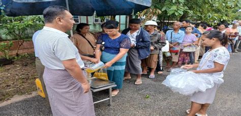 ထားဝယ်မြို့တွင် ပင်စင်လစာထုတ်ယူသည့် အငြိမ်းစားနိုင်ငံ့ဝန်ထမ်းများအား စားသုံးဆီများကို သတ်မှတ်ရည