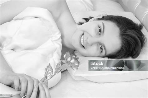 발렌타인 데이 아침 아름다운 갈색 머리 소녀 누워 침대에 누워 에 이 금 장미 에 집 전면 보기 복사 공간 16 17 살에 대한 스톡 사진 및 기타 이미지 Istock