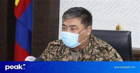 Дархан Уул аймгийн Засаг дарга Б Азжаргал иргэдийн асуудлыг гар утсаараа хүлээн авч шийдвэрлэж