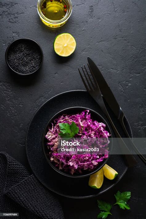 어두운 콘크리트 배경에 세라믹 플레이트에 올리브 오일 라임 및 검은 참 깨와 보라색 북경 양배추의 샐러드 김치에 대한 스톡 사진 및 기타 이미지 Istock