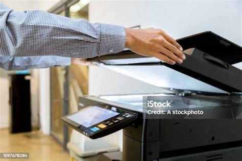 프린터 프린터 스캐너 레이저 사무실 복사 기계 소모품 시작 패널에 비즈니스 남자 손 압박 버튼 Revolution에 대한 스톡