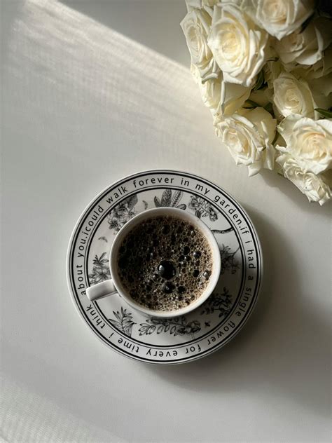 가정 환경 거품이 많은 커피 꽃받침 접시 도자기 컵 따뜻한 분위기 따뜻한 음료 라이프스타일 럭셔리 매우 복잡한 멋을 아는 미니멀리스트 브런치 블랙 커피