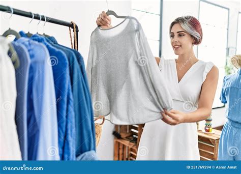 Junge Kaukasische Kundin L Chelt Fr Hlich Und W Hlt Kleidung Im Bekleidungsgesch Ft Aus