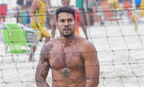 Bil Ara Jo Se Manifesta Ap S Mostrar Demais Em Flagra Na Praia Tamanho N O Documento