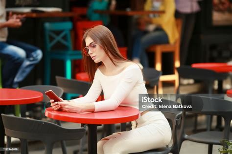 메이크업과 완벽 한 몸매와 젊은 아름 다운 여자의 야외 패션 초상화 섹시 캐주얼 복장 도시 도시 밝은 색상을 착용 가냘픈에 대한 스톡 사진 및 기타 이미지 Istock