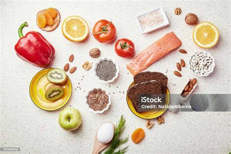 심장 모양의 건강한 Fodmap 다이어트 식품 유기농 과일 야채 녹지 견과류 콩 아마 종자 치아 씨앗 통 곡물 빵 과민성 대장